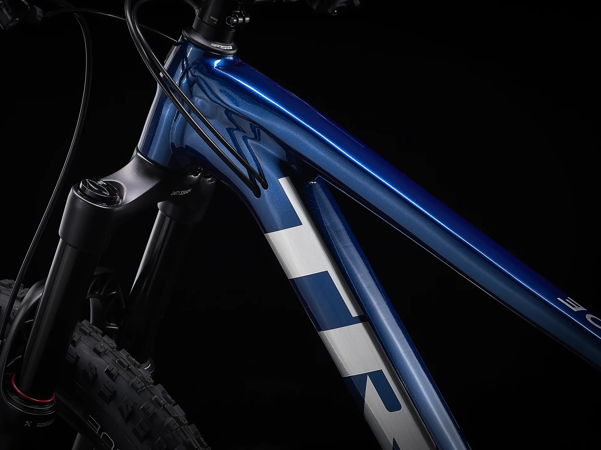 TREK Roscoe 8 Hardtail Mountain Bike in Mulsanne Blue